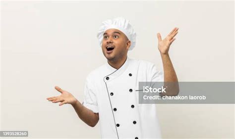와우 흥분 얼굴 젊은 잘 생긴 아시아 남자 요리사 유니폼 서있는 게시는 고립 된 메뉴에 대한 빈 공간을 보면서 요리 인도 남자 직업 요리사 부엌 레스토랑과 호텔에있는 사람들