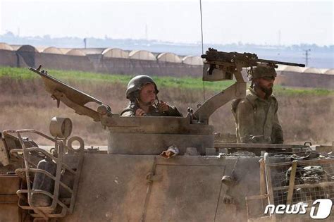 [포토] 무전기 사용하는 이스라엘 군인