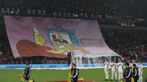 Огромна застава Велике Албаније не мечу Лиге нација у Тирани Pogled Me