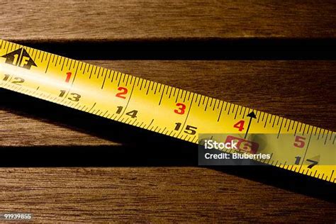 Mengukur Tabe Pada Kayu Foto Stok Unduh Gambar Sekarang Barang Antik Kuno Bilangan Data
