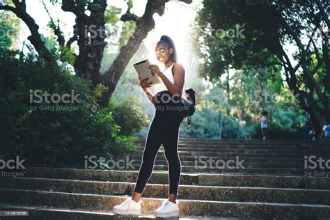 공원에서 태블릿을 사용하는 쾌활한 아프리카 계 미국인 젊은 여성 바로 아래서 올려다보기에 대한 스톡 사진 및 기타 이미지 바로 아래서 올려다보기 여자 20 24세