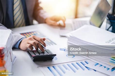 비즈니스 문서 사업가 확인 법률 문서 검토 문서 또는 분석 보고서 세금 항목 회계 문서 데이터 계약 사무실 파트너 계약을