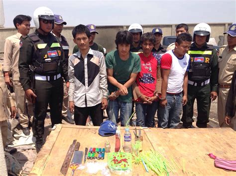 កំលាំងអាវុធហត្ថខណ្ឌដូនពេញឃាត់ខ្លួនជនសង្ស័យ៤នាក់ករណីប្រើប្រាស់គ្រឿងញៀន នគរដ្រេហ្គន