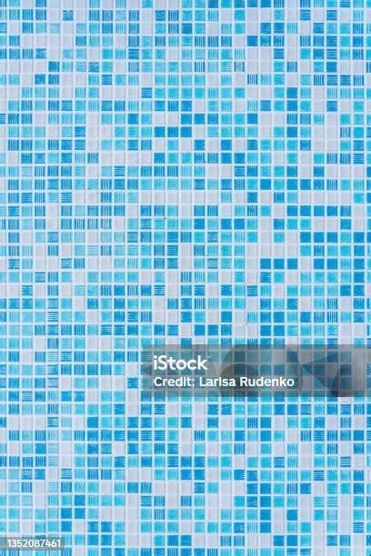 파란색 모자이크의 수직 사진 화이트와 블루 세라믹 모자이크의 질감 배경 벽에 대한 스톡 사진 및 기타 이미지 벽 화장실 건축물 대규모 개체 그룹 Istock