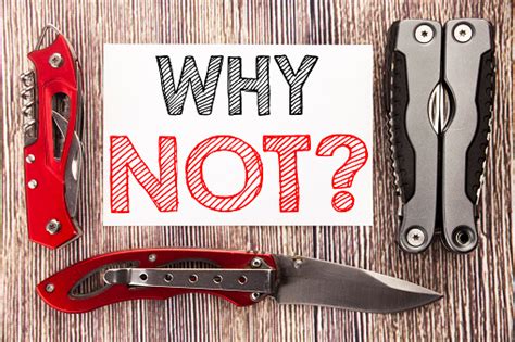 개념적 손을 왜 질문을 표시 하는 텍스트 캡션 영감을 쓰기 포켓 나이프와 스티커 메모 나무 배경에 리더십 동기 작성에 대 한 비즈니스 개념 0명에 대한 스톡 사진 및 기타