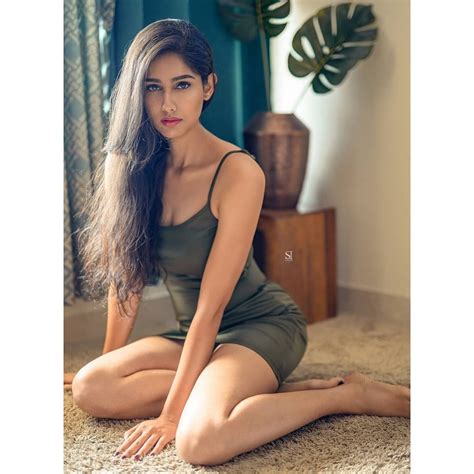 Photos டிரான்ஸ்பரன்ட் உடையில் வசீகரிக்கும் அழகில் சாக்ஷி போசலே வேற லெவல் பிக்ஸ் இதோ