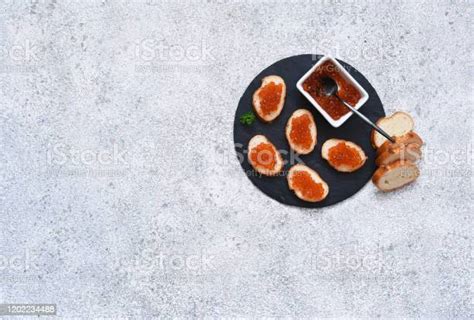 빨간 캐비어를 곁들인 빵 토스트 캐비어와 버터를 콘크리트 배경에 끼리우고 샌드위치 0명에 대한 스톡 사진 및 기타 이미지 0명 건강한 생활방식 그릇 Istock