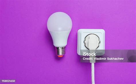 전원 콘센트에 연결된 흰색 케이블과 보라색 배경의 Led 전구 맨 위 보기 0명에 대한 스톡 사진 및 기타 이미지 0명