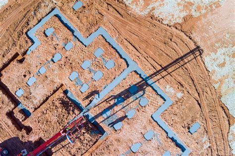 콘크리트 펌프를 사용하여 집 기초에 젖은 콘크리트를 붓는 건축업자 건축 토대에 대한 스톡 사진 및 기타 이미지 건축 토대 집 0명 Istock