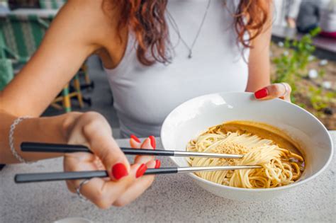 동양 식당에서 젓가락을 사용하여 접시에 중국 국수를 먹는 소녀 전통 요리 국수에 대한 스톡 사진 및 기타 이미지 국수 먹기