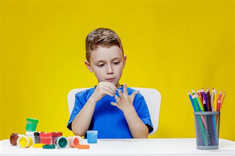 작은 미취학 아동이 테이블에 앉아 손에 붓을 들고 그림을 그리며 손바닥을 그립니다 미취학 아동 개발 개발에 대한 스톡 사진 및 기타 이미지 Istock