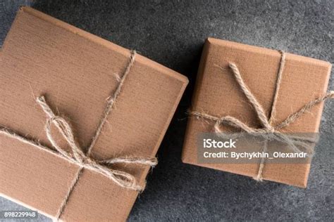 리본 빈티지 어두운 배경에 갈색 선물 상자 휴일 배경 선물 상자를 모의 하 고 장식 리본 및 활 평면 위치 최고 보기 0명에 대한 스톡 사진 및 기타 이미지 Istock