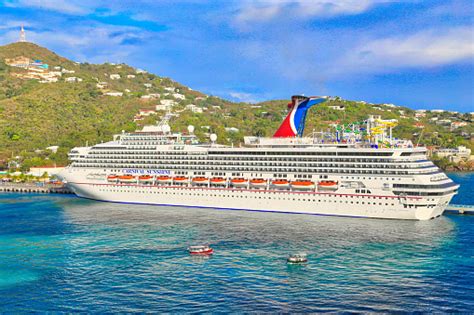 아름 다운 카리브해 휴가를 출발 하기 전에 아름 다운 샬 롯 아 말리 베이 도킹 유람선 관광에 대한 스톡 사진 및 기타 이미지