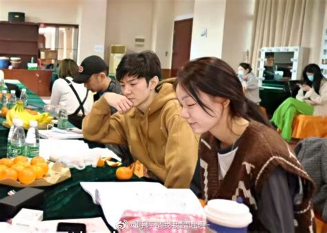 Pin By Overbite Lunar🌜 On 무드 Cute Couples Kissing Secret Cute Celebrity Guys