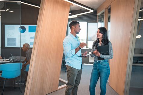 서있는 동안 이야기하는 비즈니스 동료의 세 분기 길이 샷 35 39세에 대한 스톡 사진 및 기타 이미지 35 39세 55 59세 결정 Istock