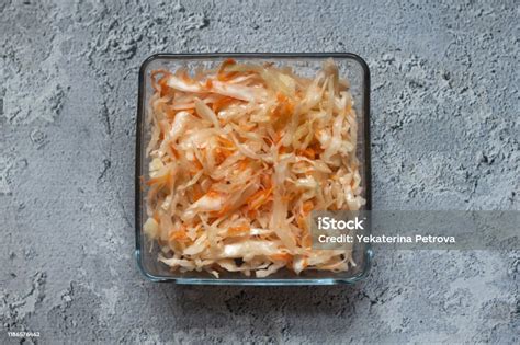 수제 소금에 절인 양배추 발효 식품 콘크리트 회색 배경에 그릇에 당근과 소금에 절인 양배추 상단보기 평평한 누워 공간을 복사합니다 코울슬로에 대한 스톡 사진 및 기타 이미지