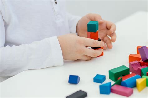 미취학 아동의 발달의 개념 디자이너는 손의 미세 운동 기술을 개발합니다 홈 스쿨링 개념에 대한 스톡 사진 및 기타 이미지 개념 개발 건설 산업 Istock