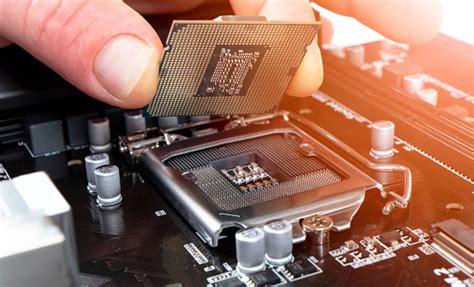 마이크로프로세서를 설치하는 전자 엔지니어 유지 보수 컴퓨터 Cpu 하드웨어 컴퓨터 프로세서 칩을 들고 있는 손 소켓에서 중앙