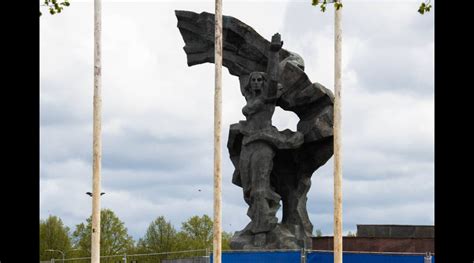 В Латвии снесли памятник Ленину и стелу в честь освобождения Риги