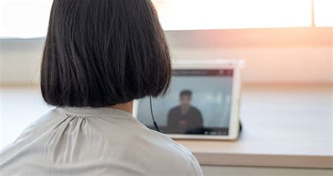 아시아 학생은 검역 중에 교사와 인터넷을 사용하여 집에서 컴퓨터 노트북 태블릿으로 온라인으로 공부합니다 교육 기술 사람들 개념