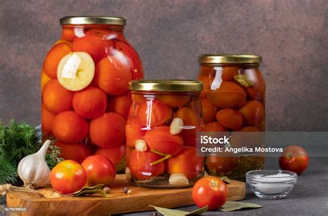 장기 보관을 위해 유리 병에 사과 양 고추 냉이 마늘 및 칠리 페퍼가 들어간 다양한 종류의 통조림 토마토 고추류에 대한 스톡 사진 및 기타 이미지 Istock