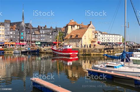 봄 날의 옹 플 뢰 르 항구 요트 색상 하우스와 물에 그들의 반사 고 대 Lieutenancy 건물 배경 거리에 대한 스톡 사진 및 기타 이미지 Istock