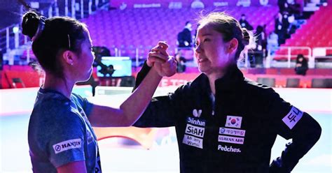 신유빈 엄지척에 손 감싸는 이시온 우리 함께 한 승리야 사진