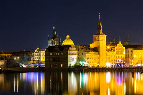 찰스 다리 올드 타운 브리지 타워 그리고 오래 된 급수 탑 스메타나 제방 및 체코 공화국 새 해 이브에 프라하 맥주 박물관의 아름 다운 야경 0명에 대한 스톡 사진 및 기타