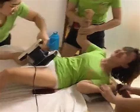 【動画】マッサージ店のお姉さんたち、電気あんまで後輩女をイカせてしまうww ポッカキットポッカキット