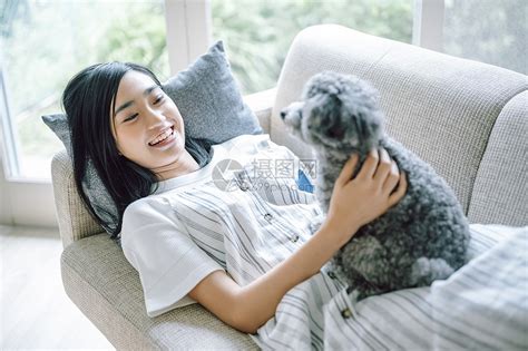 室内养着宠物狗的快乐女人高清图片下载 正版图片502284762 摄图网