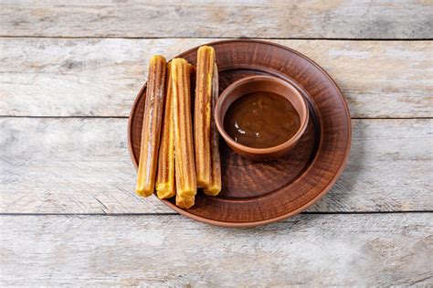 전통적인 스페인 패스트리 나무 배경에 츄로 와 초콜릿 소스 상단 전망 갈색에 대한 스톡 사진 및 기타 이미지 갈색 그릇 널판지 Istock