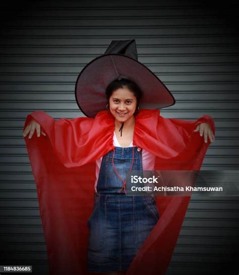 빨간 망토와 마녀 모자를 가진 여자는 줄무늬 금속 배경에 발톱을 확산 손을 올립니다 10월에 대한 스톡 사진 및 기타 이미지 10월 갈고리 발톱 검은색 Istock