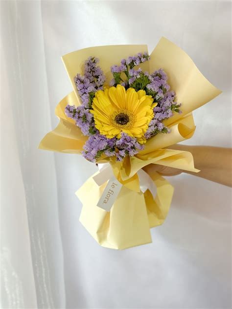 Simple And Elegant Daisy Bouquet