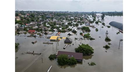 Водата от разрушения язовир край Нова Каховка продължава да залива Херсонска област