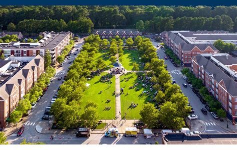 Designing Gathering Spaces In A Car Oriented City Cnu