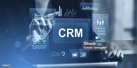 Crm 시스템 인터페이스와 상호 작용하는 사업가는 자동화의 파란색 배경 개념에 미래 기술 스타일의 차트 분석 및 사용자 아이콘을 보여줍니다 가상현실에 대한 스톡 사진 및