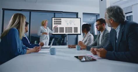 Женский менеджер выступает с презентацией Стоковое видео Envato Elements