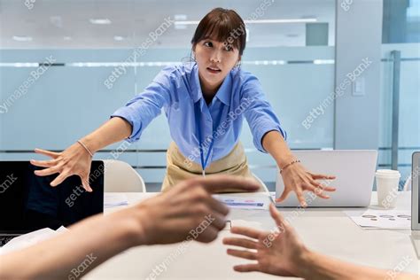 화이트칼라 전문직 꾸중 말하기 화 컨셉 직장내괴롭힘 괴롭힘 저지하기 홀딩 이미지 Jv13681355 게티이미지뱅크