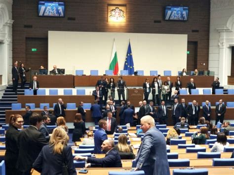 Сблъсъци в парламента заради отлагането на бюджета