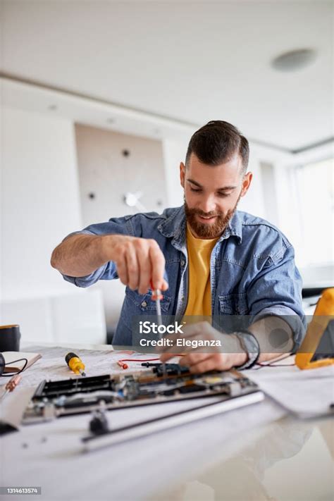작업장에서 일하는 남자 전기 회로 수리에 필요한 다양한 도구와 품목으로 가득찬 작업 테이블 Stem 주제에 대한 스톡 사진 및 기타 이미지 Istock
