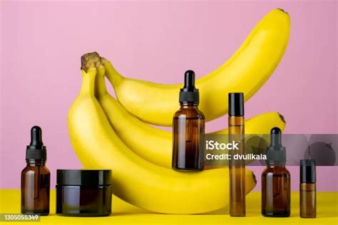 분홍색과 노란색 배경에 화장품 오일 브라운 유리 병과 바나나보습 개체 그룹에 대한 스톡 사진 및 기타 이미지 개체 그룹 광고 노랑 Istock