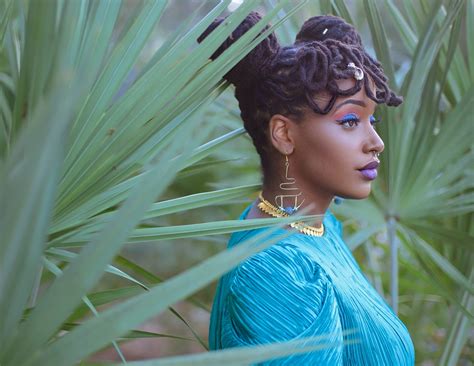 5 Best Eye And Face Makeup Tips For Blue Dress From Experts