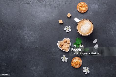다크 스톤 배경에 케이크와 봄 꽃과 커피 한 잔 맨 위 보기입니다 텍스트의 공간 복사 0명에 대한 스톡 사진 및 기타 이미지