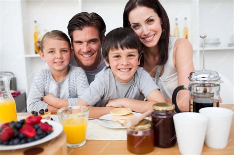 Família Sorridente Tomando Café Da Manhã Juntos Foto Premium