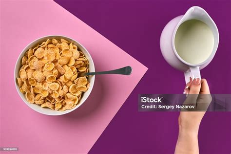 음식 건강 한 식사 사람과 다이어트 개념보라색과 분홍색 배경 위에 아침 식사에 대 한 Muesli 우유와 함께 먹는 여자의 클로즈업 개념에 대한 스톡 사진 및 기타 이미지