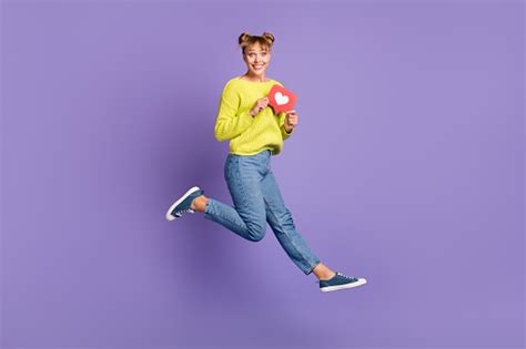 보라색 색상 배경 위에 고립 된 걷는 아이콘처럼 손에 들고 뛰어 다니는 펑키 쾌활한 소녀의 전체 길이 바디 사이즈 보기 금발