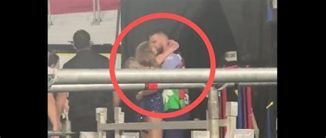 Taylor Swift Lands A Kiss On Travis Kelce In Front Of The Cameras The Daily Caller