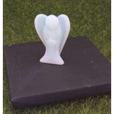 Ангелче от лунен камък