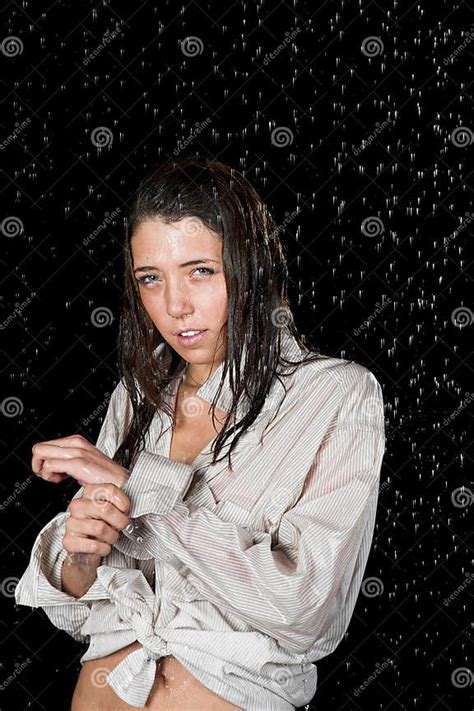 Menina Molhada Na Chuva Imagem De Stock Imagem De Chuva 13696529