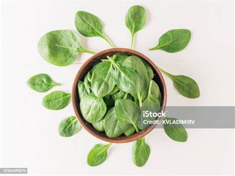 신선한 시금치 한 그릇이 하얀 나무 테이블에 나뭇잎을 남깁니다 피트니스를 위한 음식 상단에서 보기입니다 농업에 대한 스톡 사진 및 기타 이미지 Istock